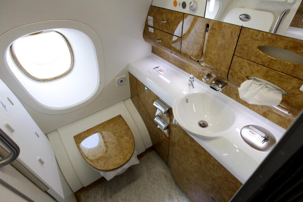 [VIRAL] TikToker Shows What Happens When Flushing Toilet on Airplane ...