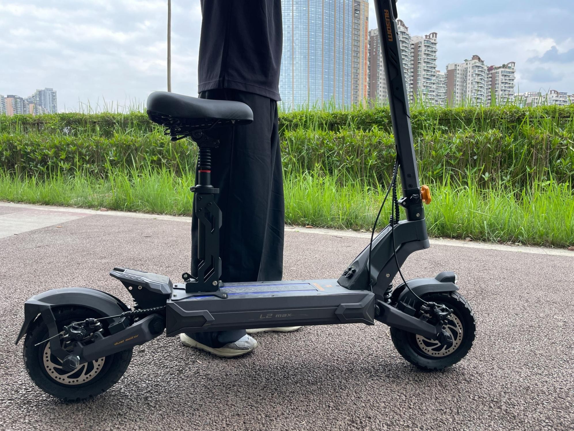 Ausom L2 Max Dual Motor: Power, Comfort, and Practicality on Every Ride