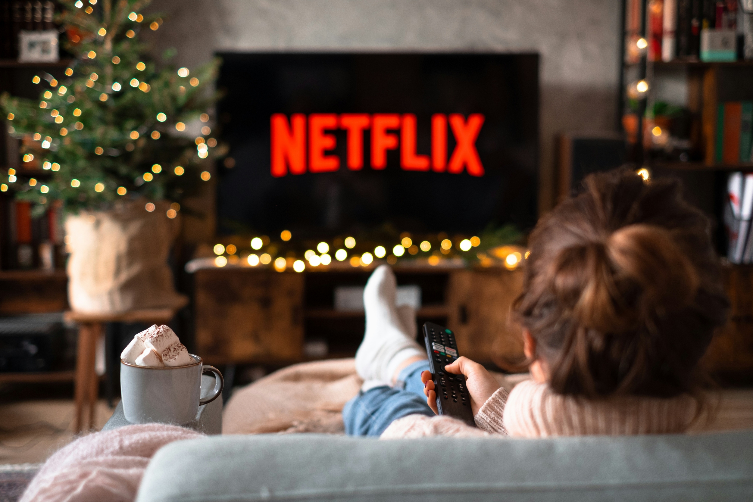 5 Cozy Netflix Rom-Coms Perfect for Snowy Nights and Chilly Winter Evenings