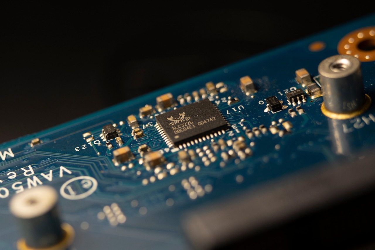 How Microchips, Binary Circuits, Integrated Circuits, and Digital Logic ...