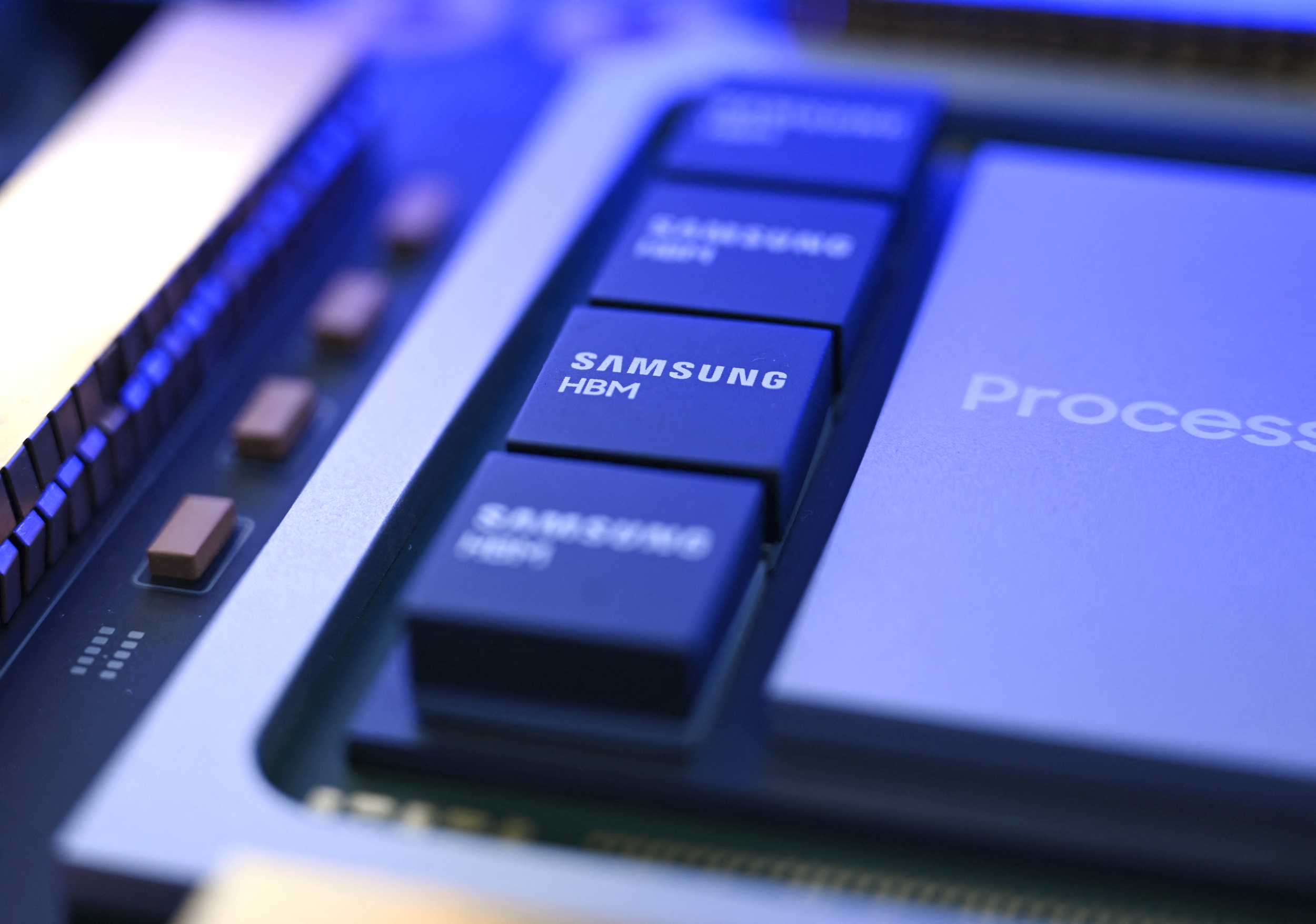 Samsung Ships Industry-First HBM4E Samples: 3.6 TB/s Bandwidth Beats SK ...