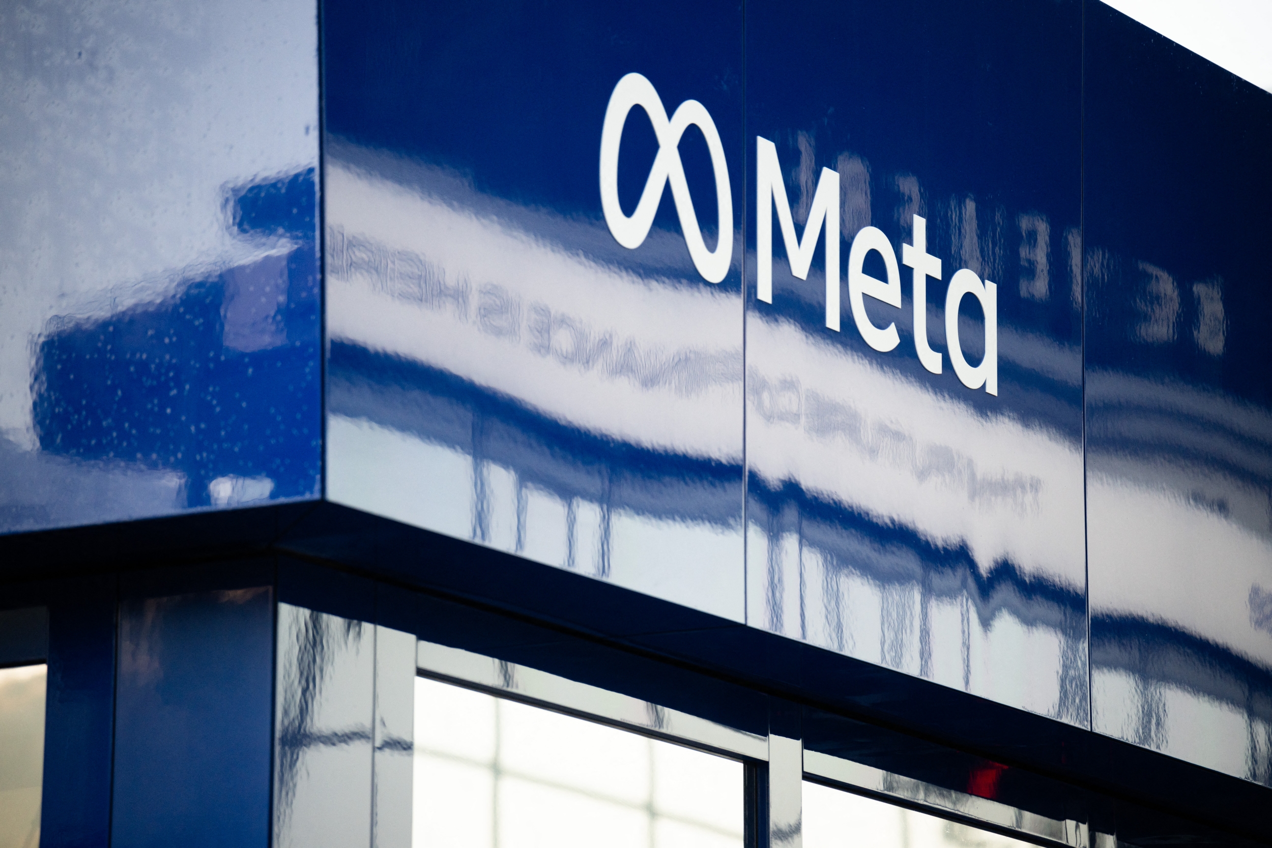 Meta Builds AI Data Centers in Tents: Strategy Halves Build Time Amid ...