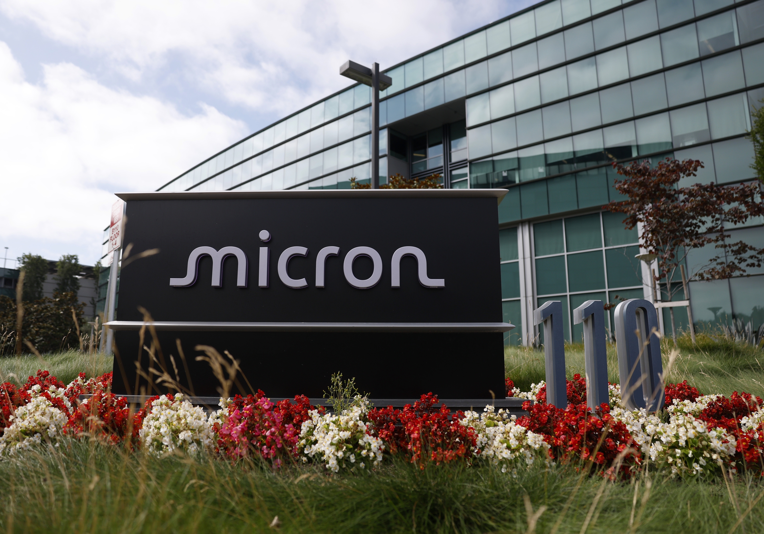 Micron Stock Climbs as HBM Sells Out: June 24 Earnings Decides the AI ...
