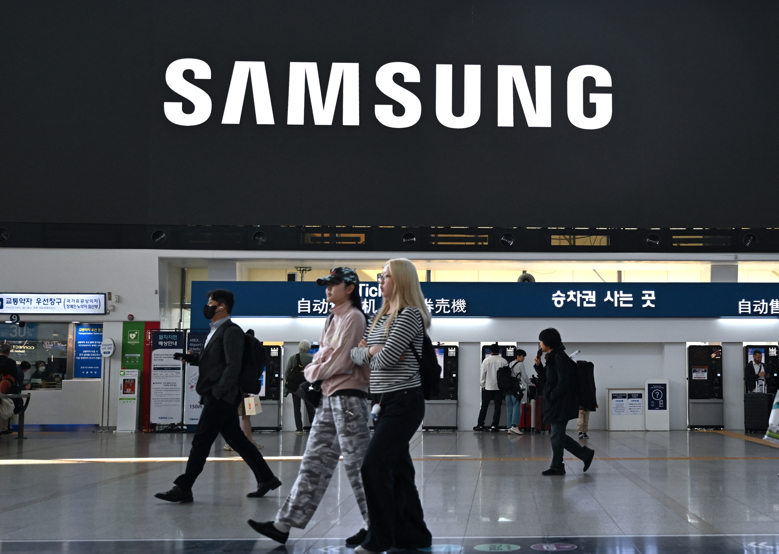 Samsung HBM4 Passes $1 Billion in Four Months as Its 4nm Bet Starts to ...