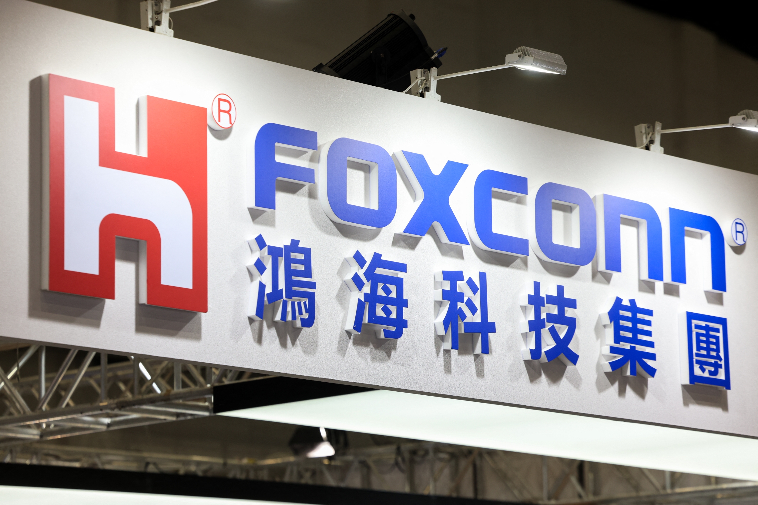 Foxconn Debuts Humanoid Robots in Europe, Revealing Closed-Loop ...