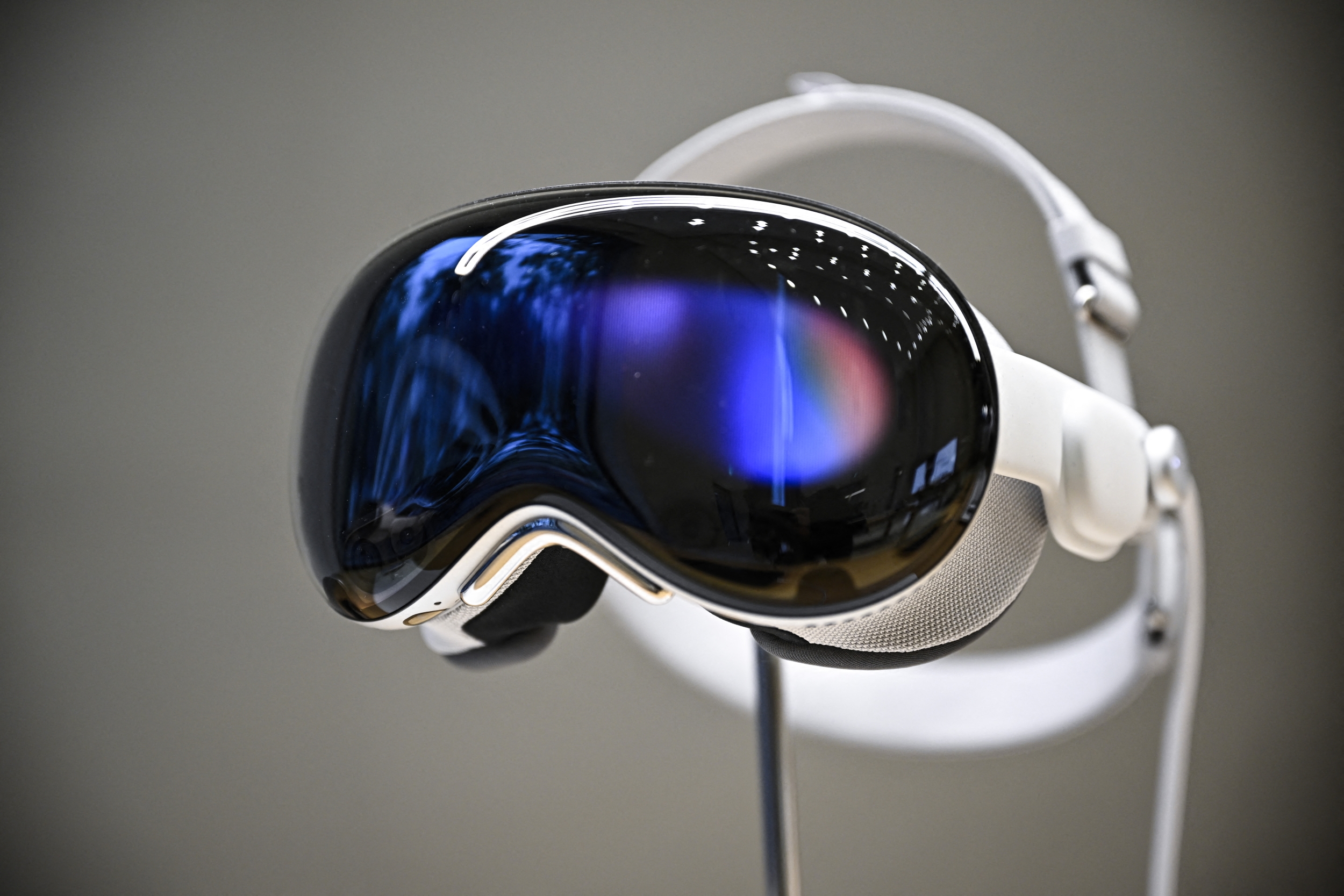 Apple Vision Pro Hardware Chief Joins OpenAI as Smart Glasses Deadline ...